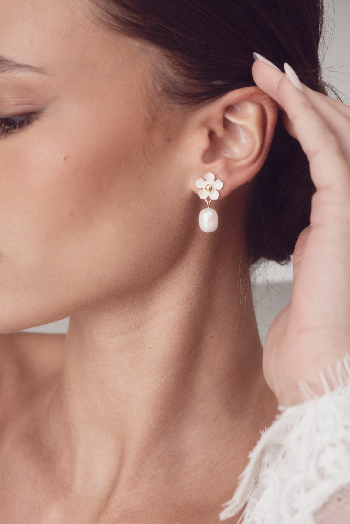 A'el Este - Valencia - Bridal Pearl Drop Earrings - White & Gold – The ...